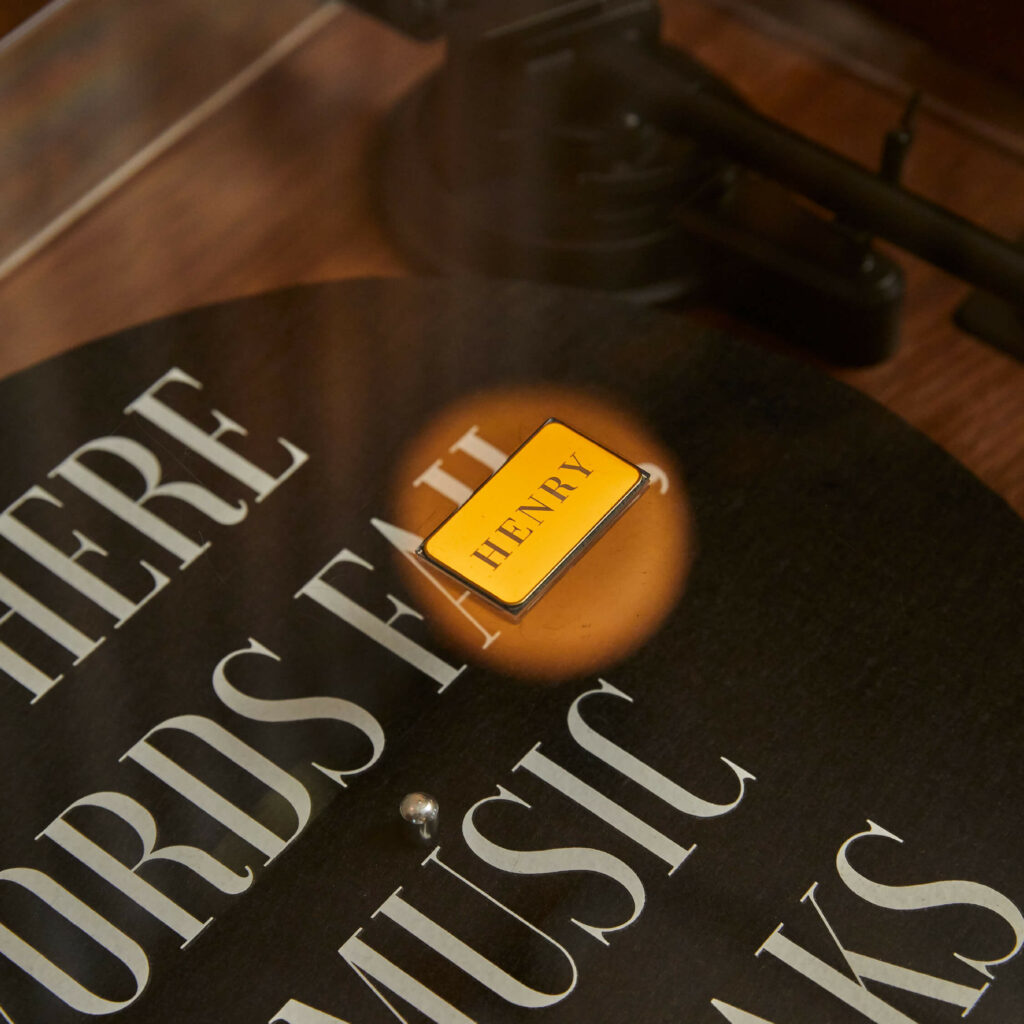 HENRY Hi-fi Turntable with Bookshelf speakers - Gadhouse