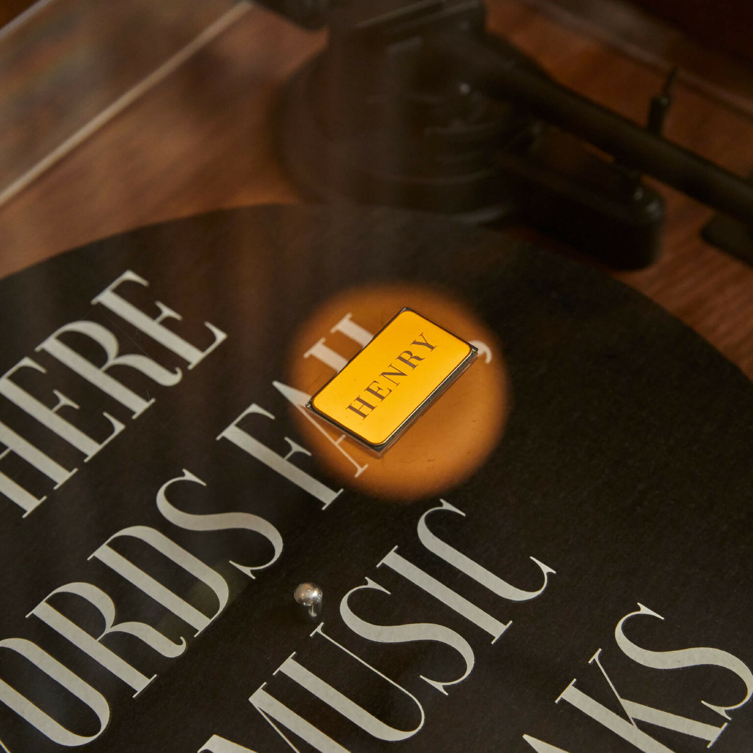 HENRY Hi-fi Turntable with Bookshelf speakers - Gadhouse